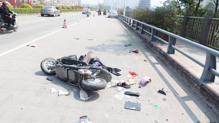 路人横穿马路被汽车撞伤,汽车需要承担责任吗?