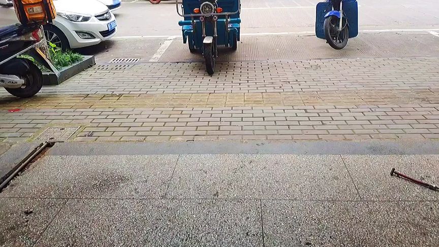 给三轮车换四个小电池