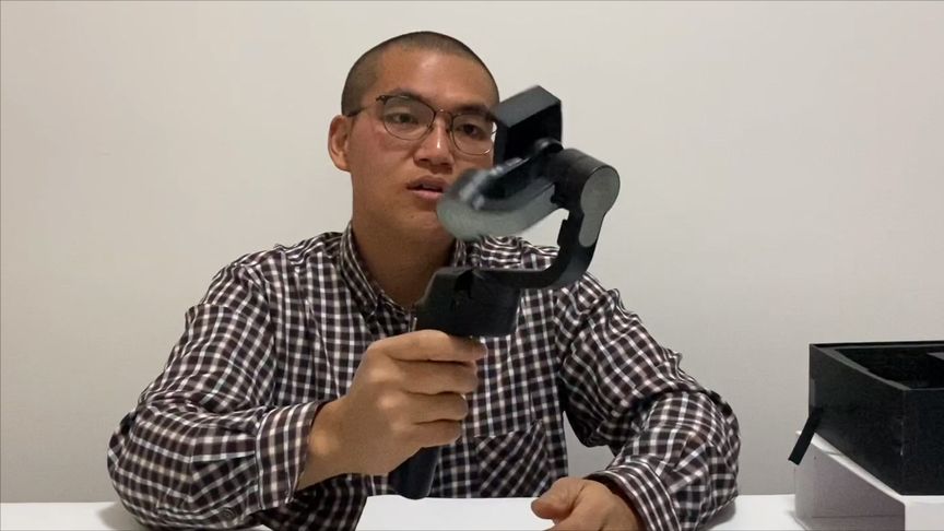 小伙又买了个二手手机稳定器,成色很好,可开机后却一直抖