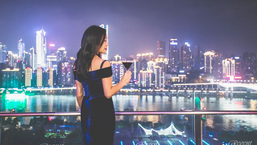 这家酒店的7楼,是重庆最好的观景酒吧,要订个位置都不容易