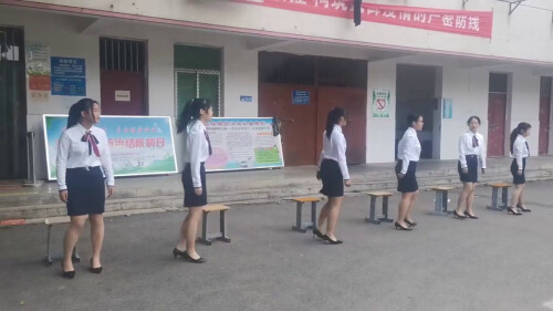 酒店管理女大学生的上课日常,这不就是服务员了!