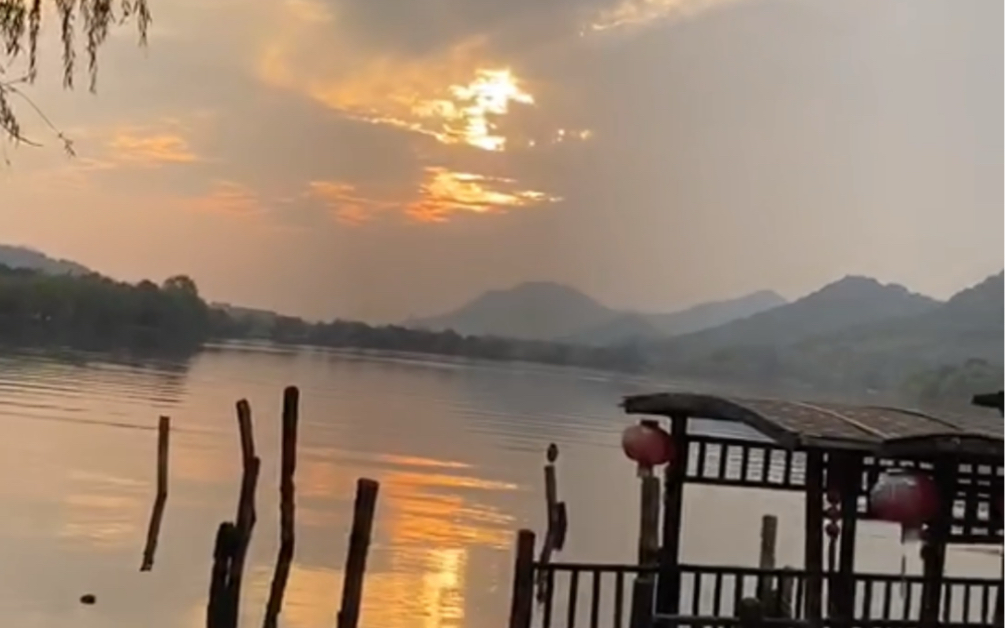 斜阳外,寒鸦万点,流水绕孤村。