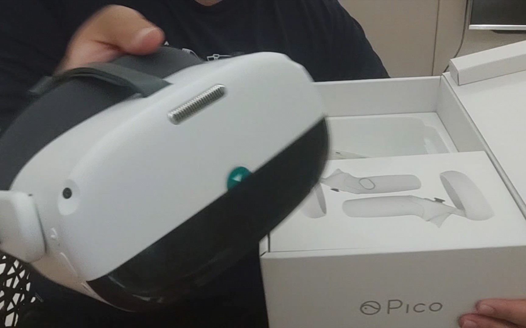Pico neo3开箱,和oculus quest2对比鉴赏,外观中规中矩,手柄电池滑盖...