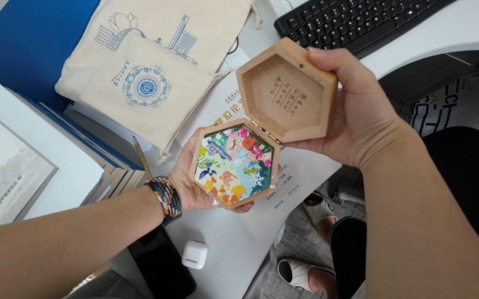 大连理工大学2024年研究生毕业礼物开“箱”视频～