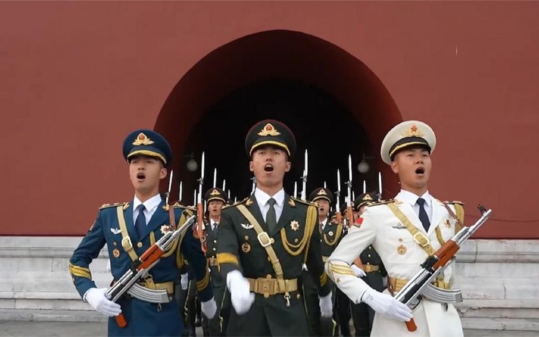 升旗仪式,国旗护卫队升旗归来步伐铿锵,高唱《祖国不会忘记》