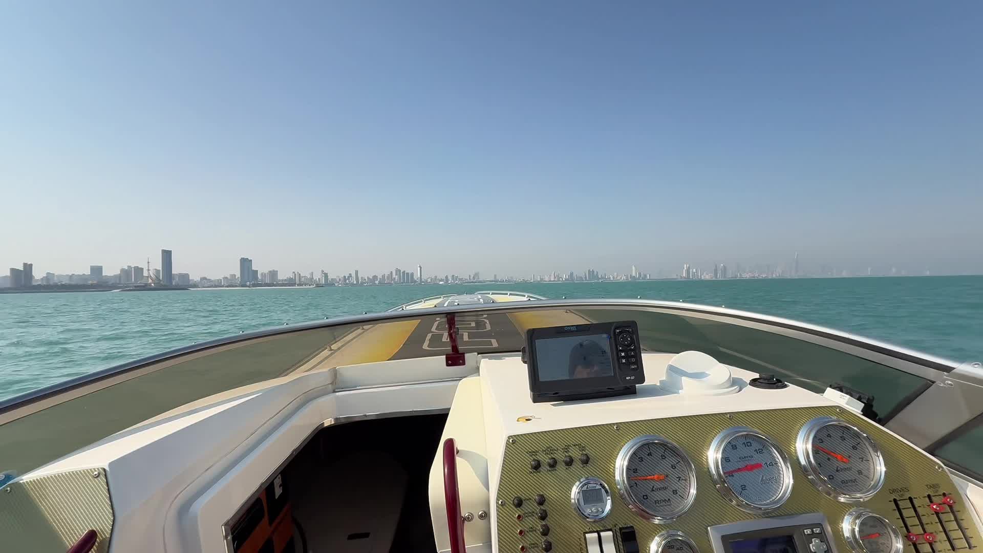 快艇的船用仪表台大多还是以机械指针仪表为主,相比现在新能源汽车...
