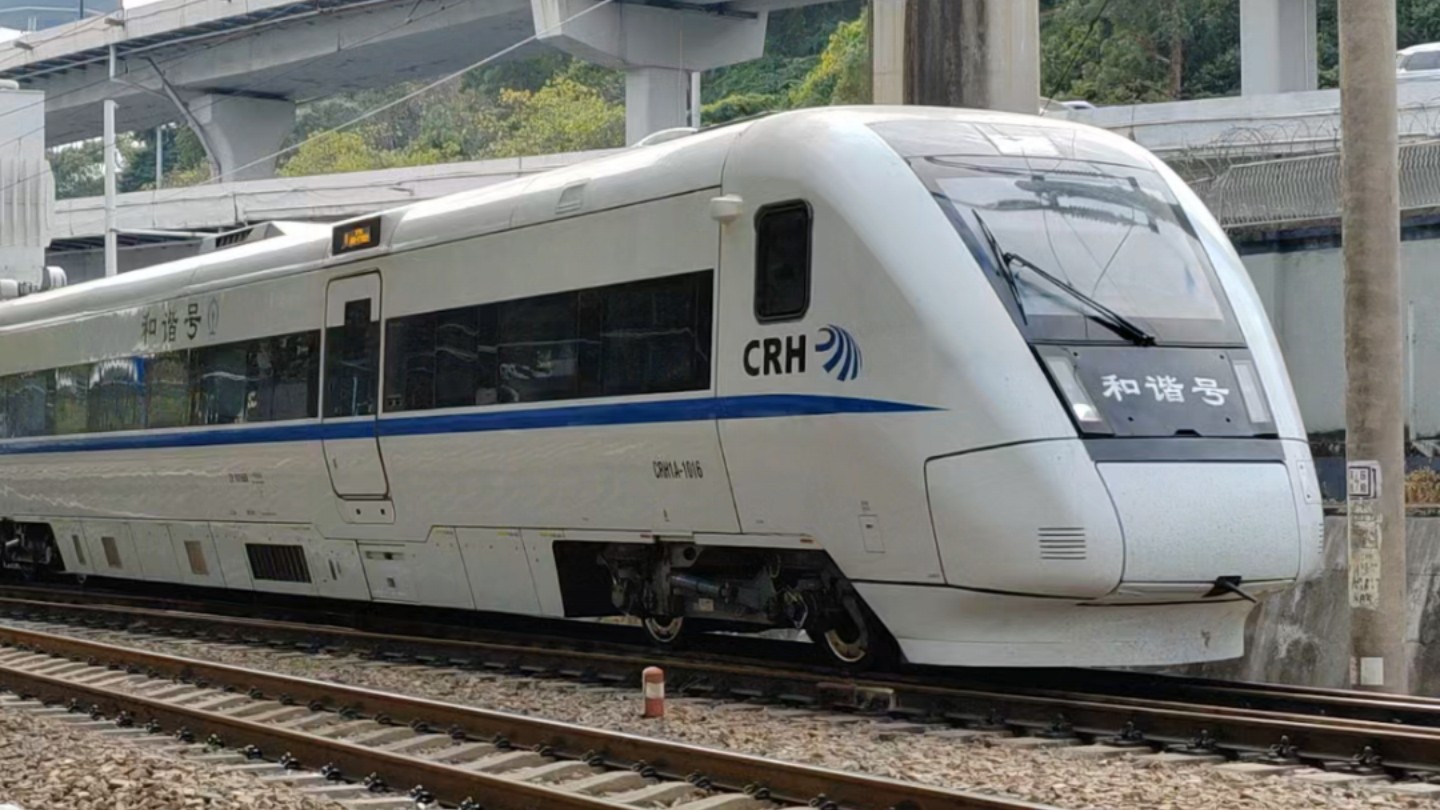 2025年1月15日,和谐号动车组CRH1A-1016担当C7104次列车广州站...