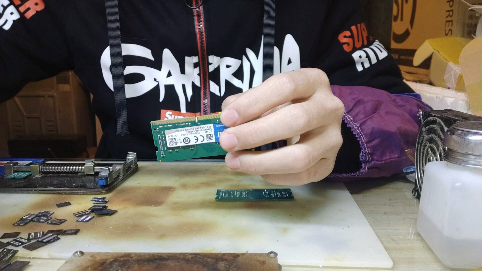 内存条坏了我来修[粉丝寄来了一条DDR4 8g 2400笔记本内存维修]