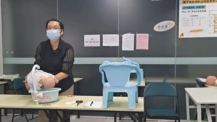 B01模拟操作对烫伤婴幼儿进行的初步处理