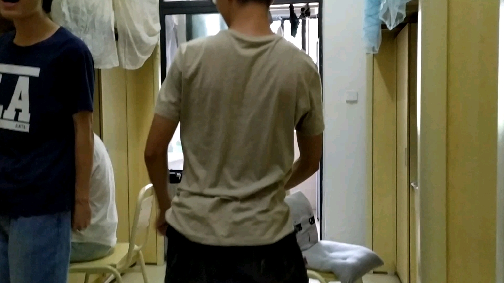 大学男生宿舍,偷拍下的珍贵视频