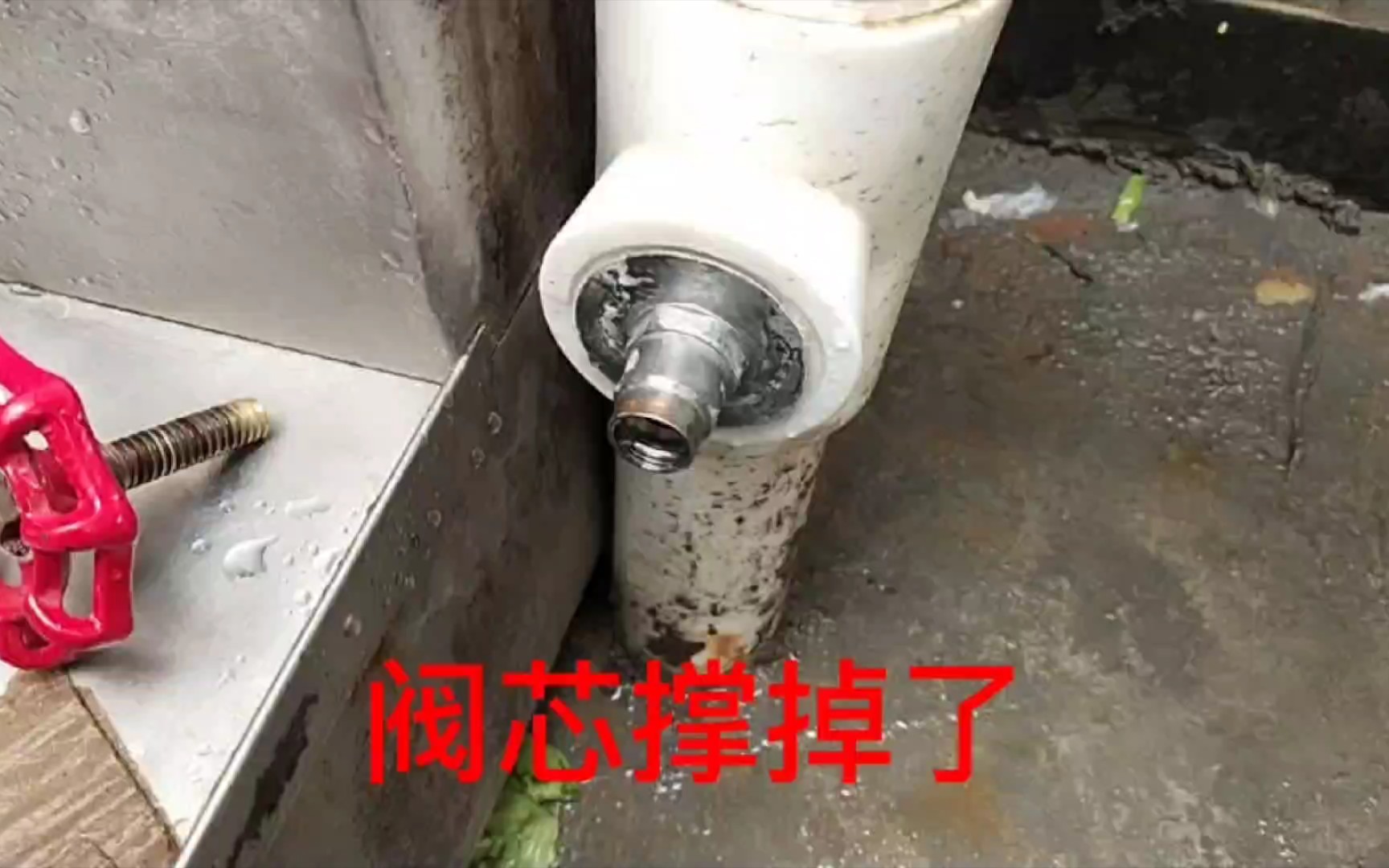 水管截止阀坏了,买个新的阀芯换上,不用热熔,阀门立刻能用,很方便