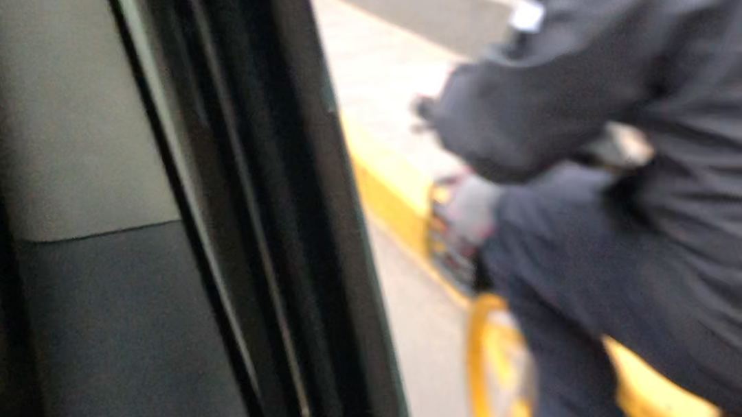 急救车内听救护警报,下夜班前转一个重症患者(ICU)至上级医院,车到...