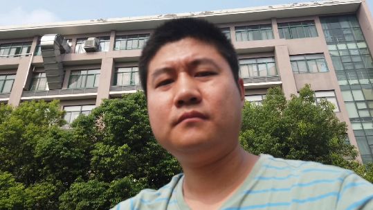 都说今年生意不好做,我们来看看这边羽绒服加工厂有多忙