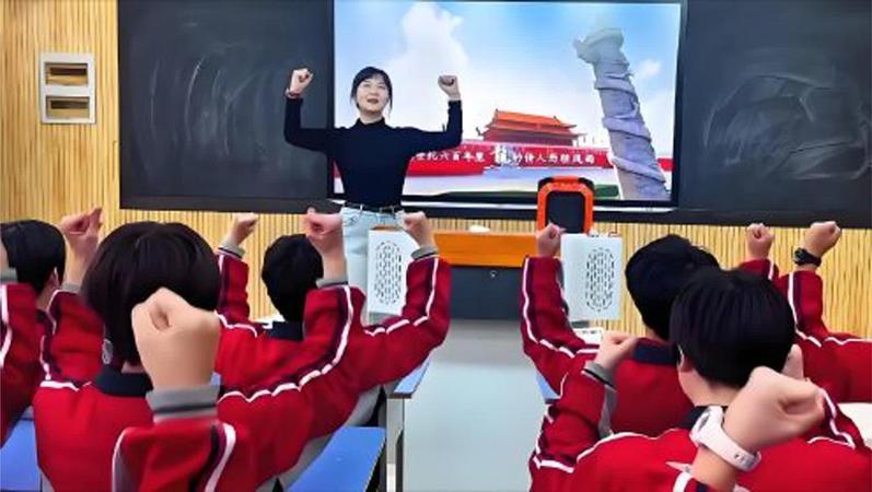 美女老师引领课桌舞潮流,用音乐激发孩子活力,歌曲首首都是正能