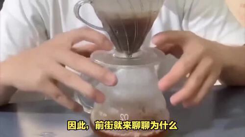 做完咖啡取下手柄,粉饼粘在冲煮头上怎么办?