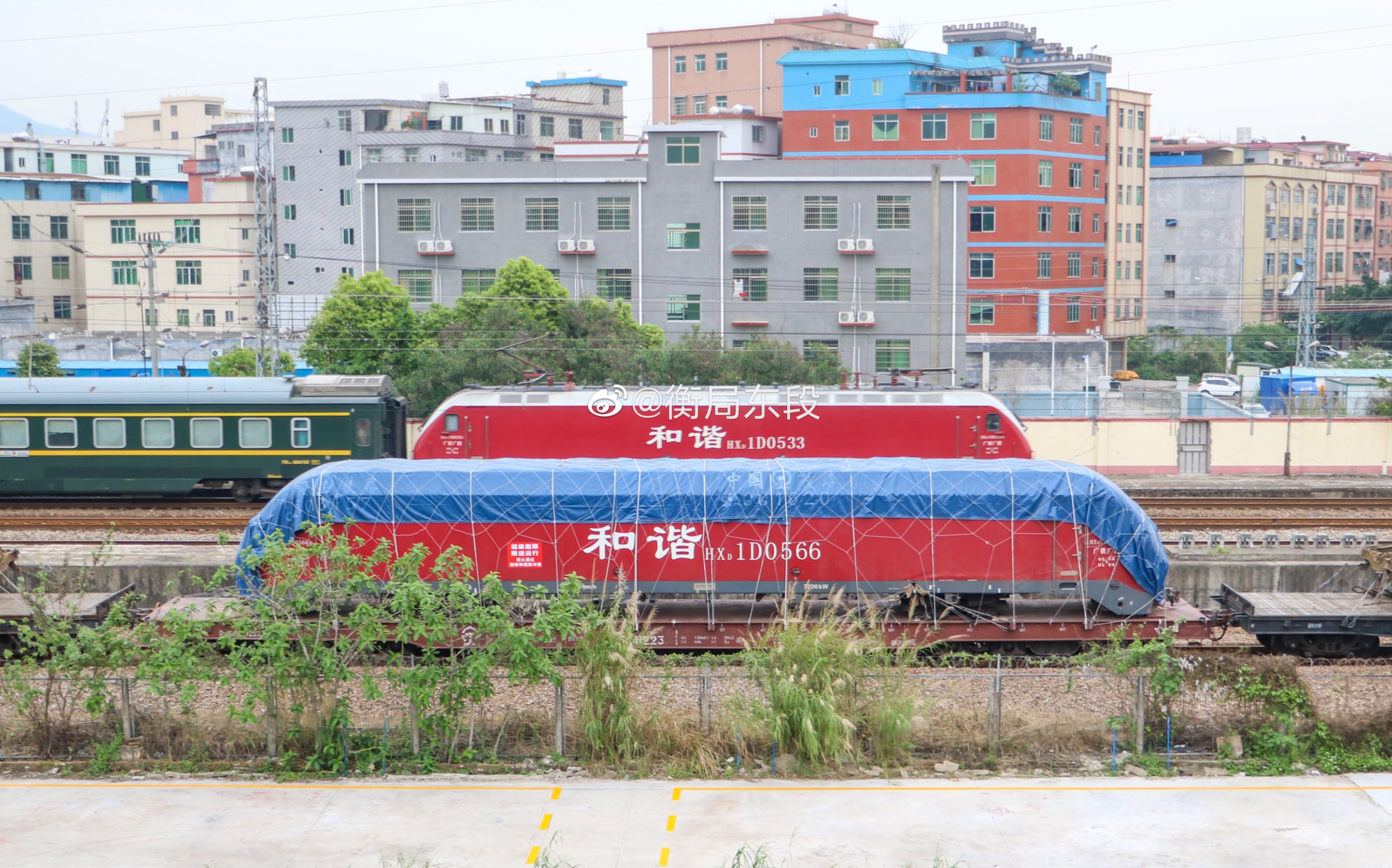 T179翻火车事故机车HXD1D0566身旁经过正常运营的直特Z235