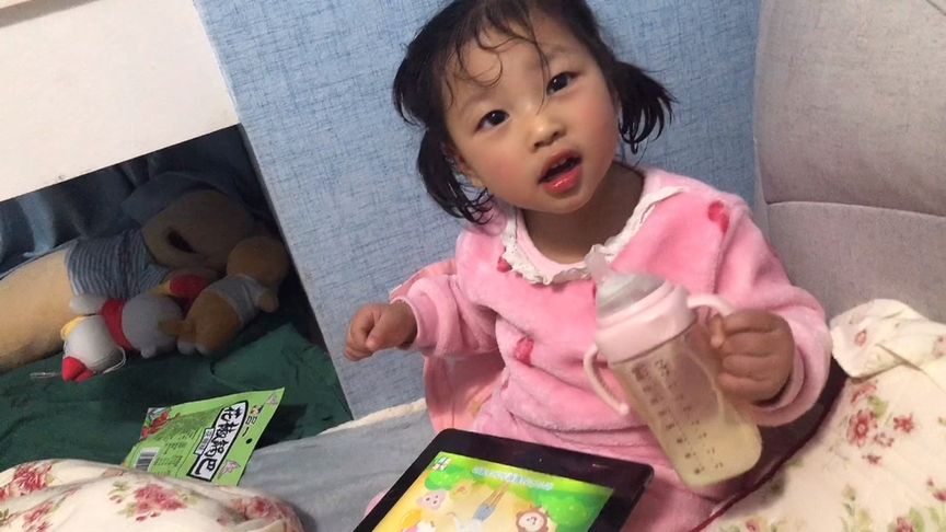 一岁多的女儿玩儿手机贼溜 能自己开电视 打微信视频 该怎么引导