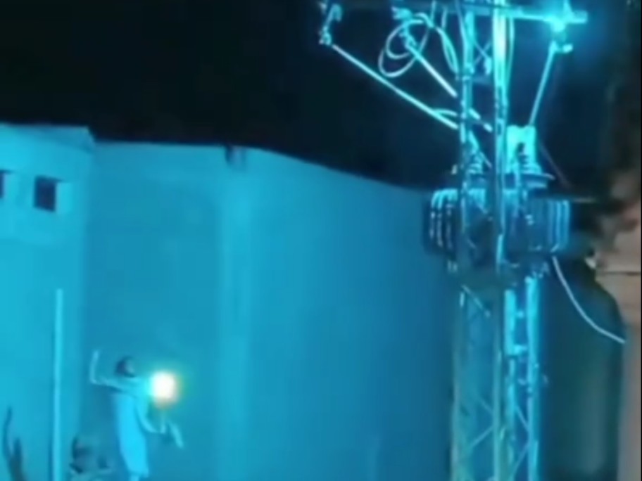 变压器出线虚接拉弧,狠人丢石块一击命中,立马解决大问题!