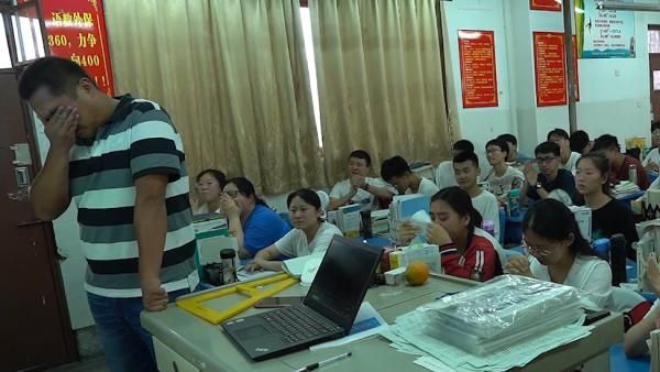 最后一堂课,高三班主任背对学生流泪