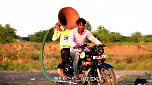 老外嫌弃排气管声音太难听,装了个灭火器后,半路还可以灭火!