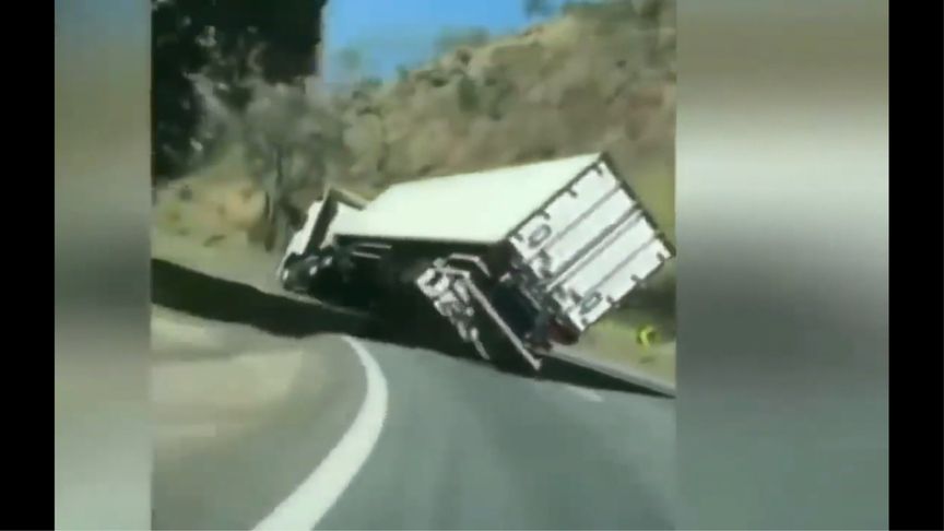 卡车侧翻事故合集(一)