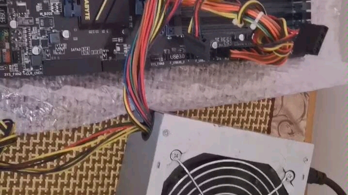 只需一个电源判断主板是否通电,电源风扇能转即通电