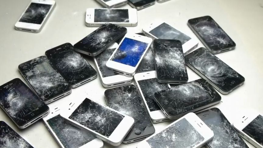 摧毁iPhone实验,拿锤子疯狂砸30部手机,场面也太过瘾了!
