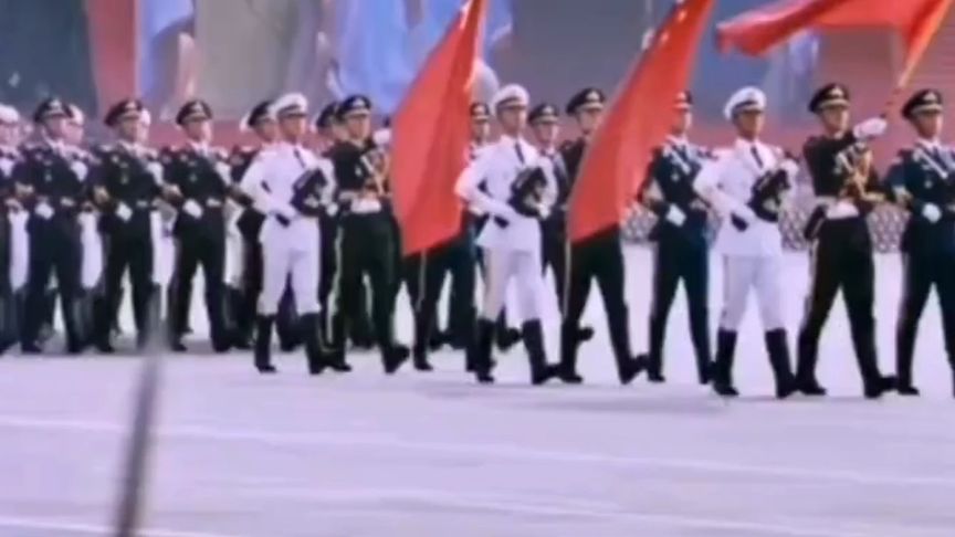 完整版!天安门广场升旗仪式:护旗方队步步铿锵 民众齐挥国旗庆祝