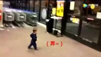 萌娃: 1岁宝宝第一次见自动推拉门, 下一秒举动把爸妈笑疯了