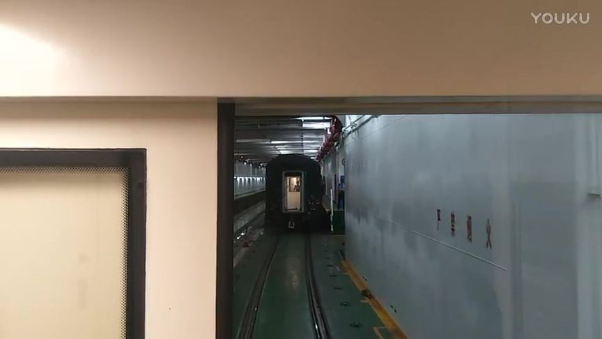 现场实拍:北京西开往三亚的Z201次火车拆分上粤海轮渡