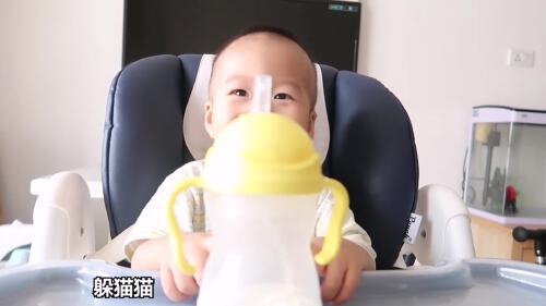 体验小宝宝的肢体语言,爸爸妈妈看完4个动作,到底会有什么感受