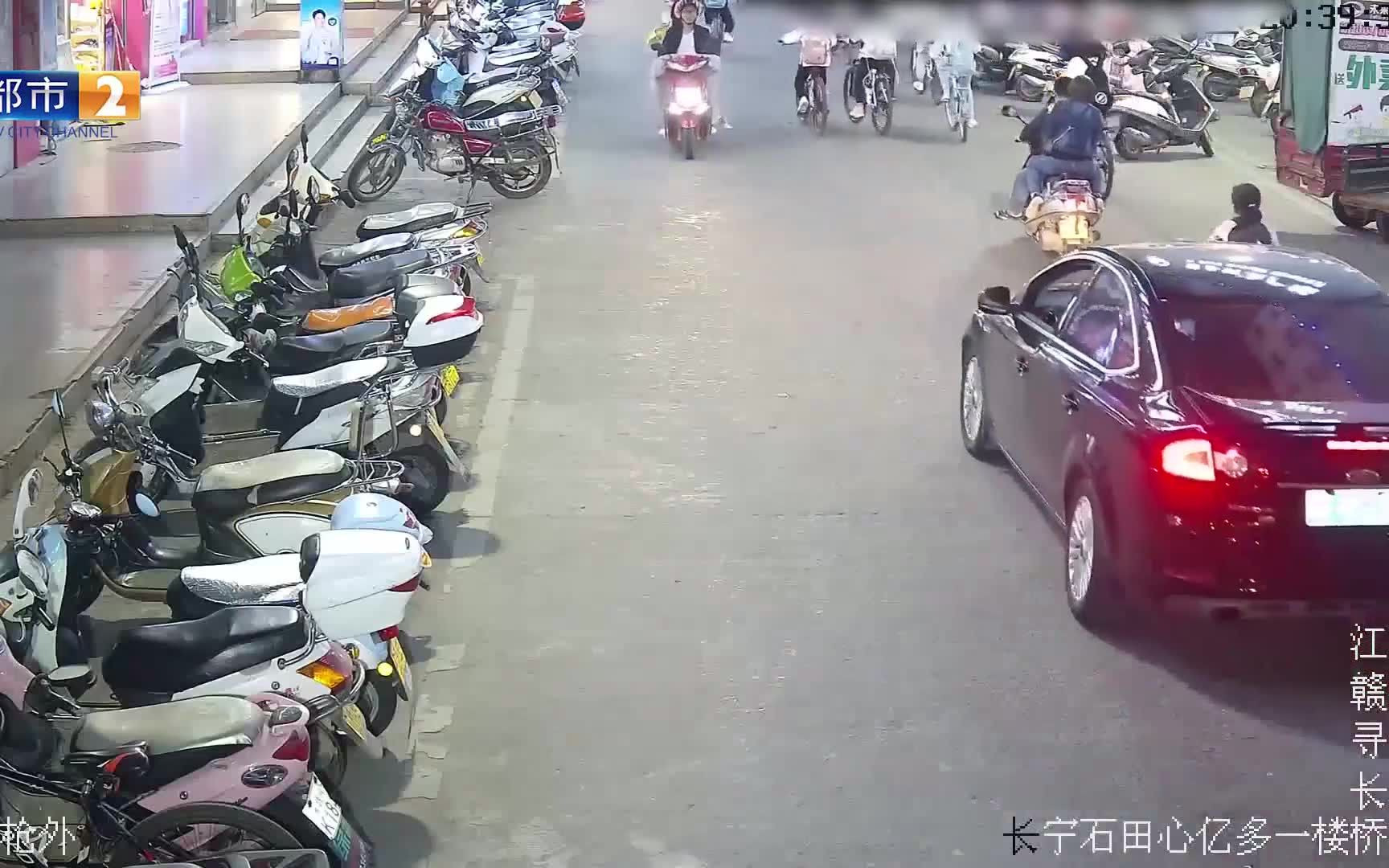 男子驾车将骑车学生撞倒 众目睽睽之下车都不停就跑了