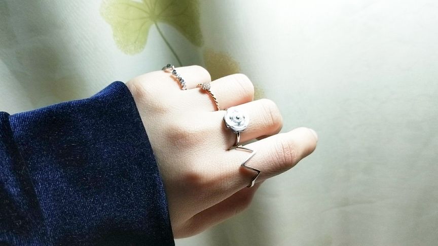 戒指戴在不同的手指上代表着不同的意思,你知道吗?