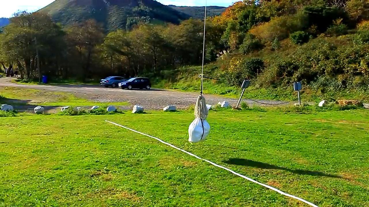 怎么证明地球在自转?老外用鹅卵石模拟,一下子看懂了