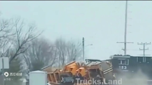卡车VS火车!卡车撞车事故汇编2022年最有趣的时刻
