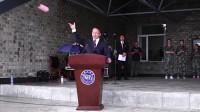 开学典礼遇暴雨,校长一把扔掉演讲稿:我只讲4句