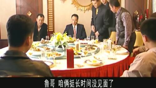 绝不放过你:地痞逼黑老大喝酒,哪料惹错人,下秒小命都快没了