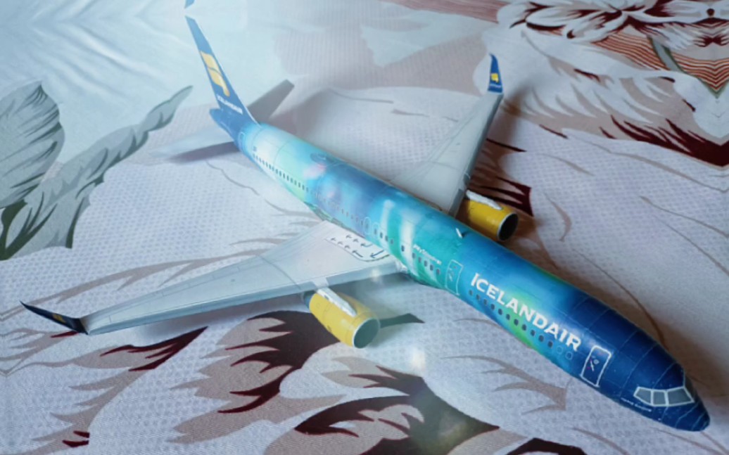纸模成品欣赏:冰岛航空波音B757-200极光彩绘