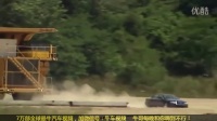 体型差距太大!矿山巨型卡车追击小轿车