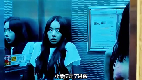 女人在电梯遇到怪事《敲门》