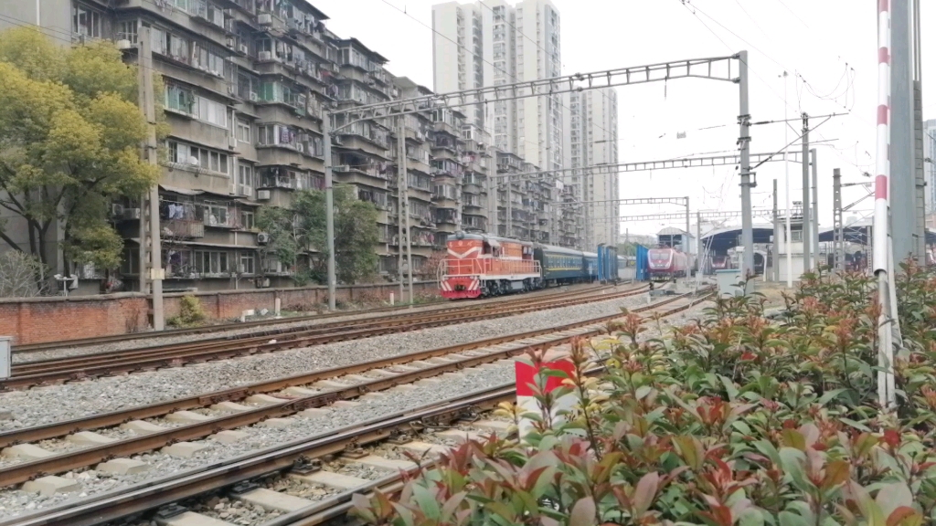 K1068次列车的车底通过