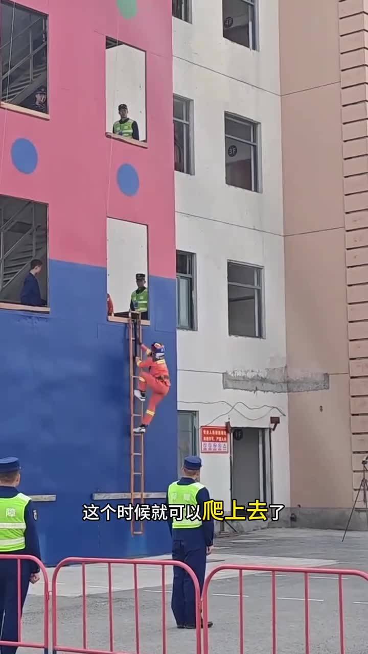 这种梯子真不错,不用人搀扶也能迅速使用