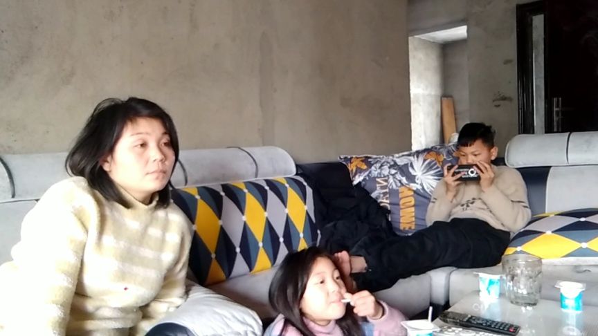 今天大年初三我带着孩子在家一天没出门,在家看电视也不走亲戚了