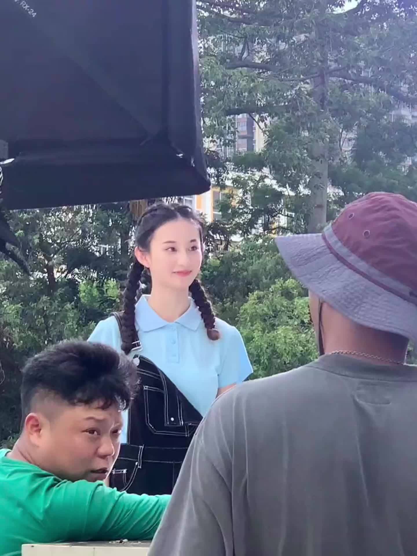 来给学校拍宣传片啦 我在最后一个镜头哦 记得来看我