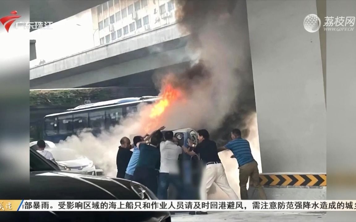 【粤语新闻】广州广园中路两车碰撞 宝马车失控撞桥墩侧翻司机身亡