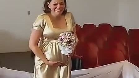 幸福并痛苦着,实拍孕妇在自己的婚礼上出现阵痛!