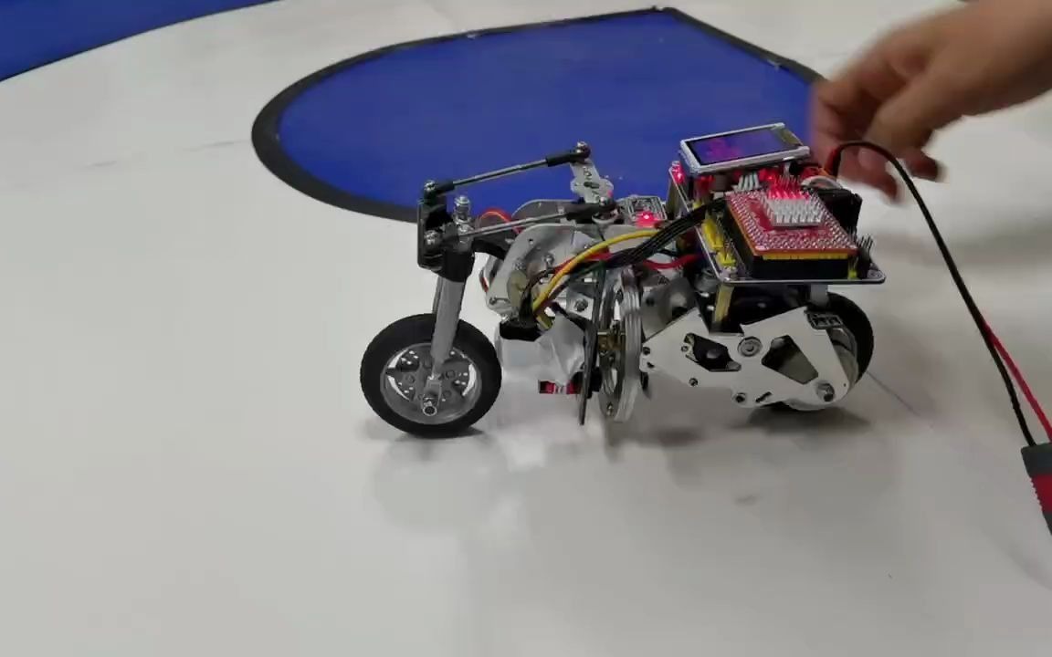 十七届智能车单车平衡组飞轮惯性轮直立测试原声视频—龙邱科技