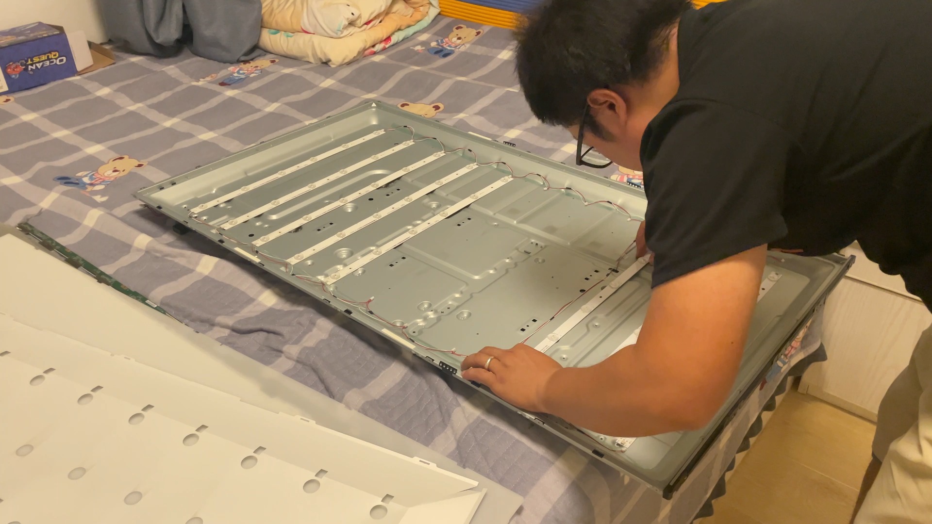 海信LED50EC590UN电视更换背光灯条