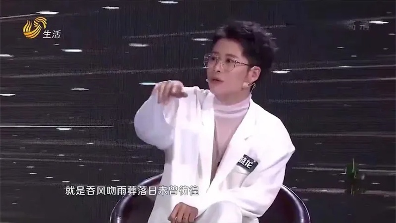 小伙带来一首串烧版《童年》,唱一首歌竟模仿多位明星