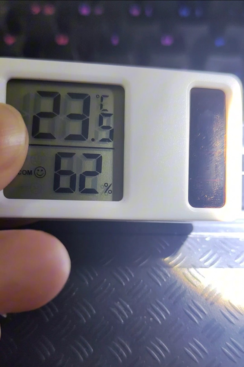拆解5块钱的太阳能温湿度计